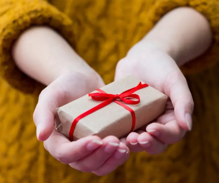 20 Ways to Give Without Expecting Anything in Return – Success Minded